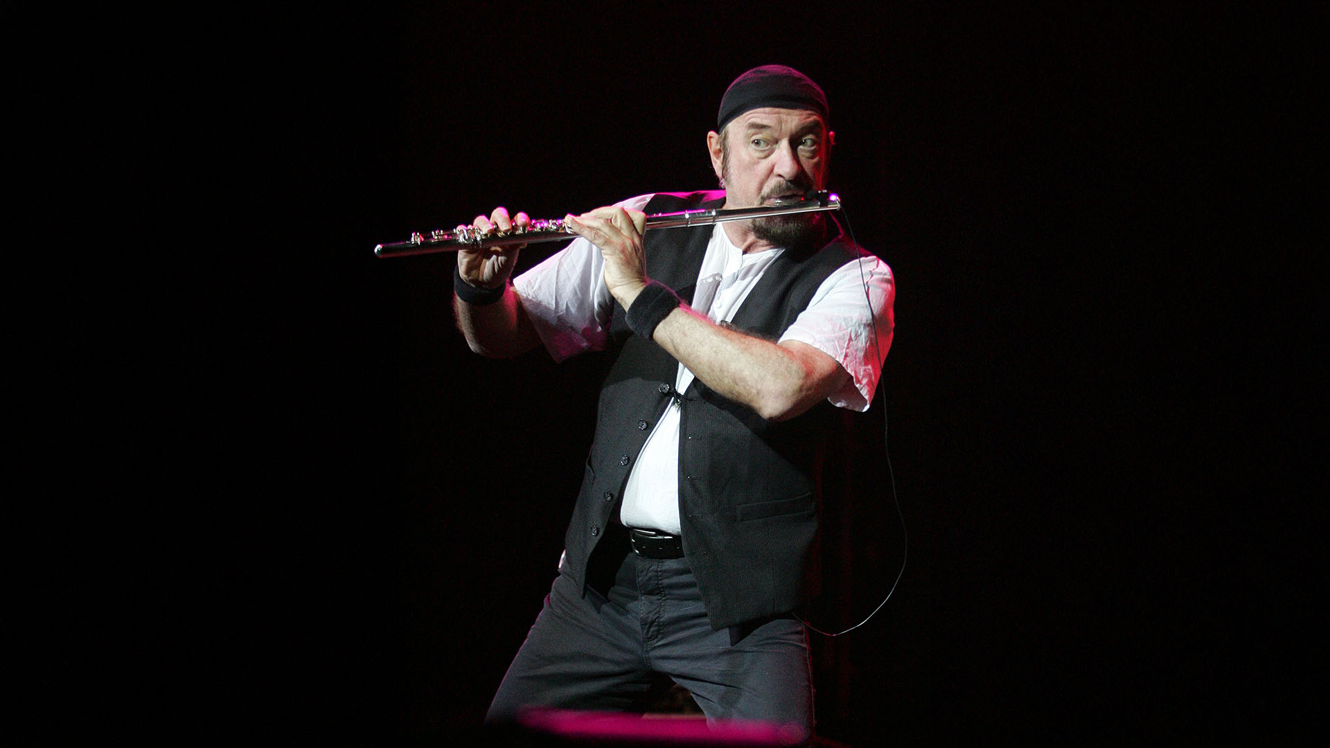 Ian Anderson Warns Fans About AI-Generated Fake Content - AXS TV